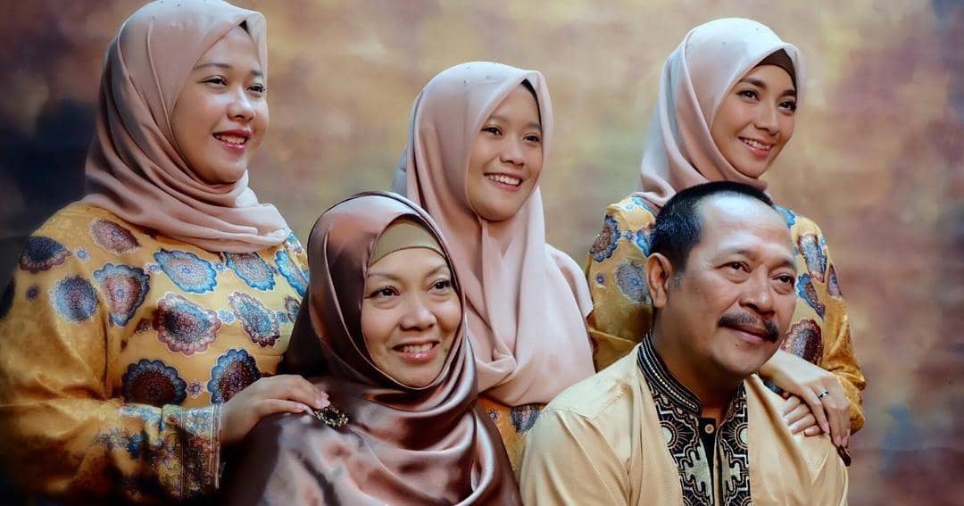 5 Fakta Keluarga Dinda Kirana, Papanya Stroke | Popmama.com